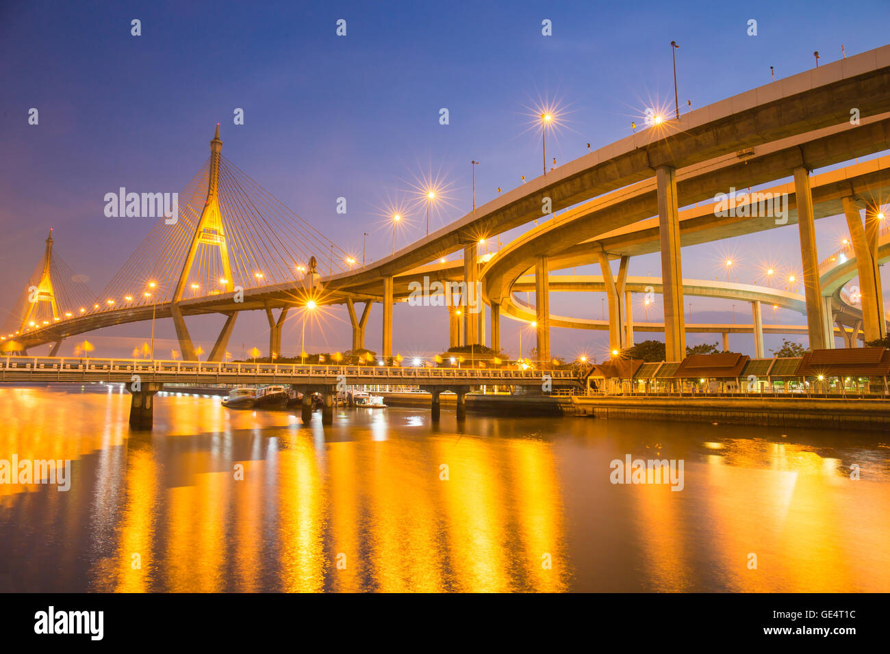 Curved suspension bridge hi-res stock photography and images - Alamy