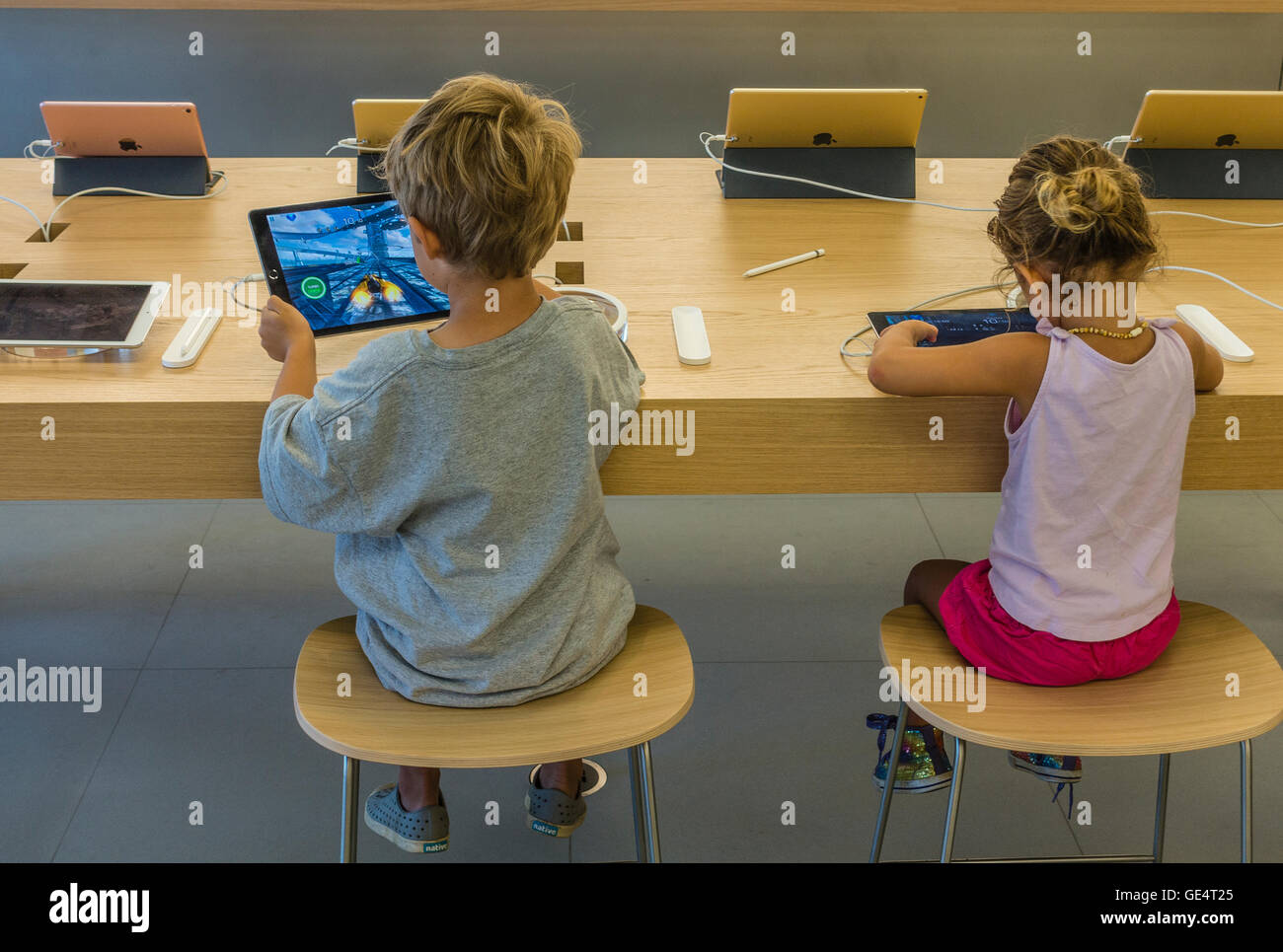 Children using computers together hi-res stock photography and images ...
