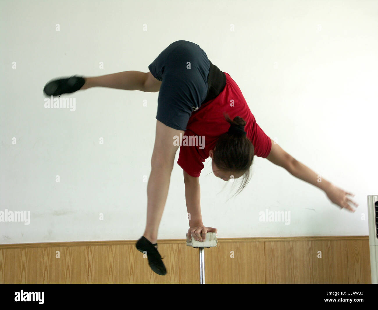 One handed handstand hi-res stock photography and images - Alamy