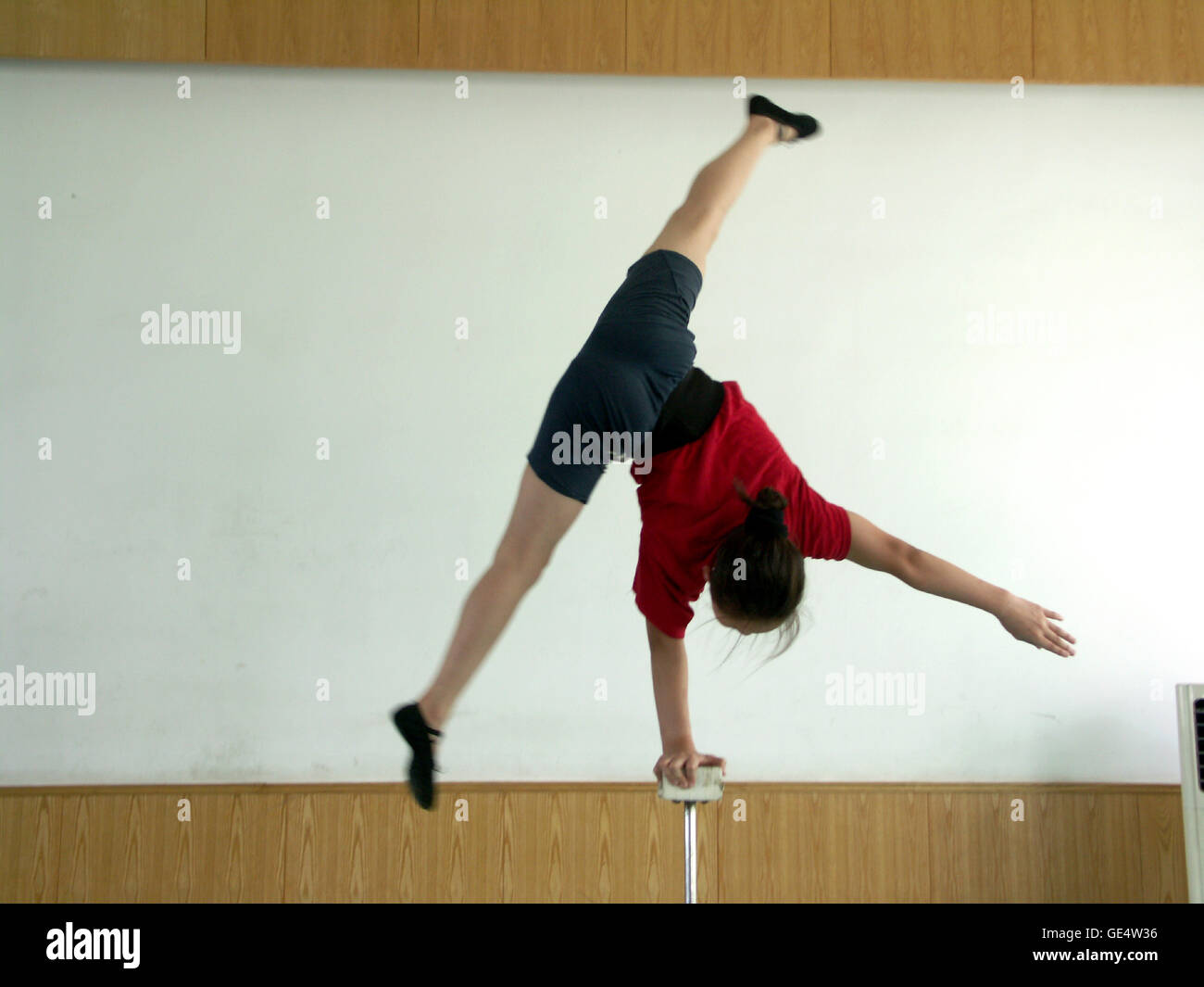 One handed handstand hi-res stock photography and images - Alamy