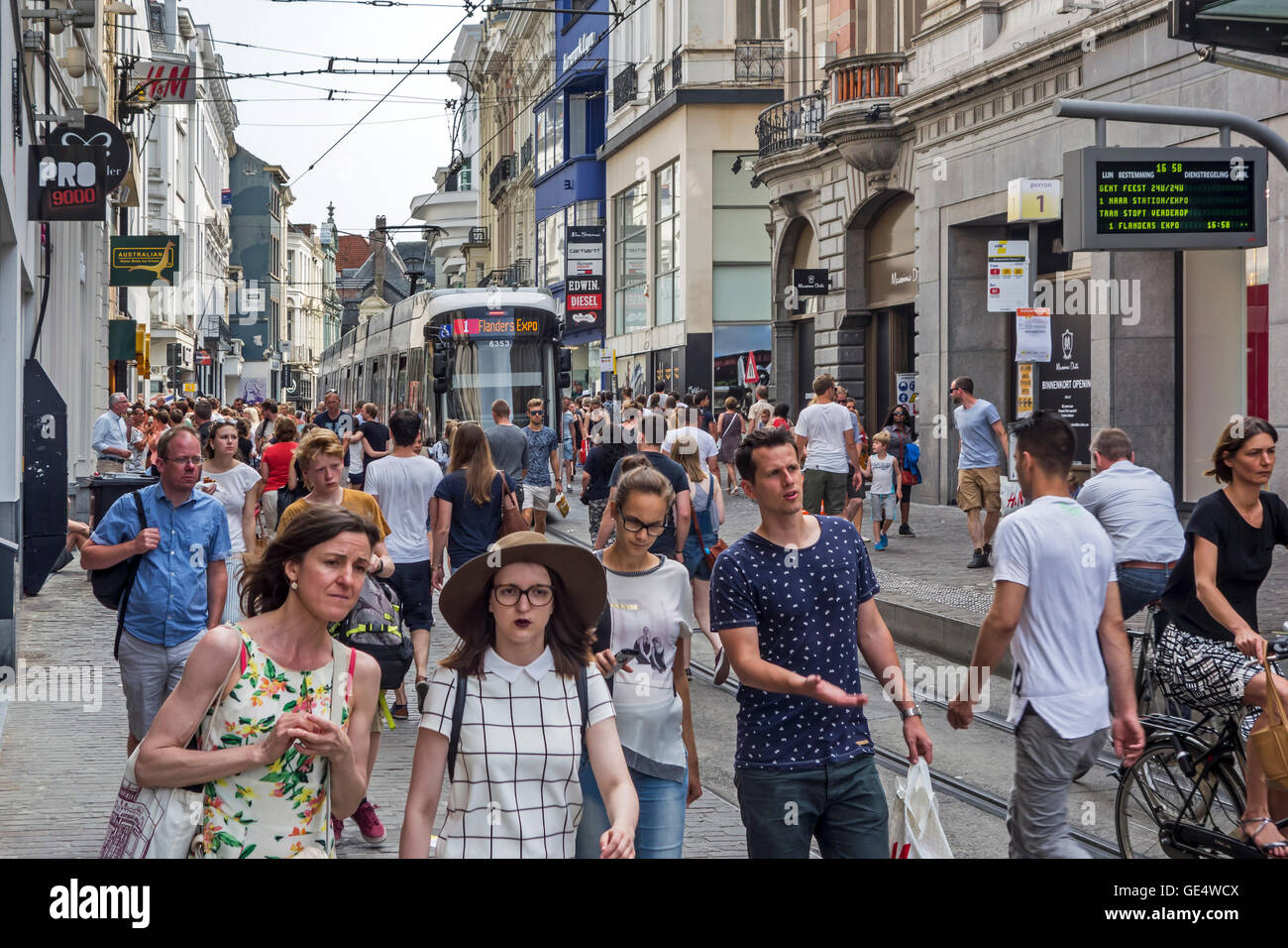 Busy city shopping street hi-res stock photography and images - Alamy