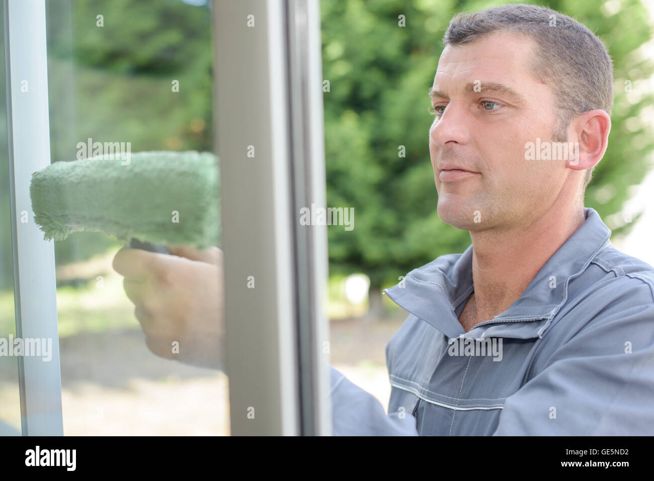 man cleaning a window Stock Photo - Alamy