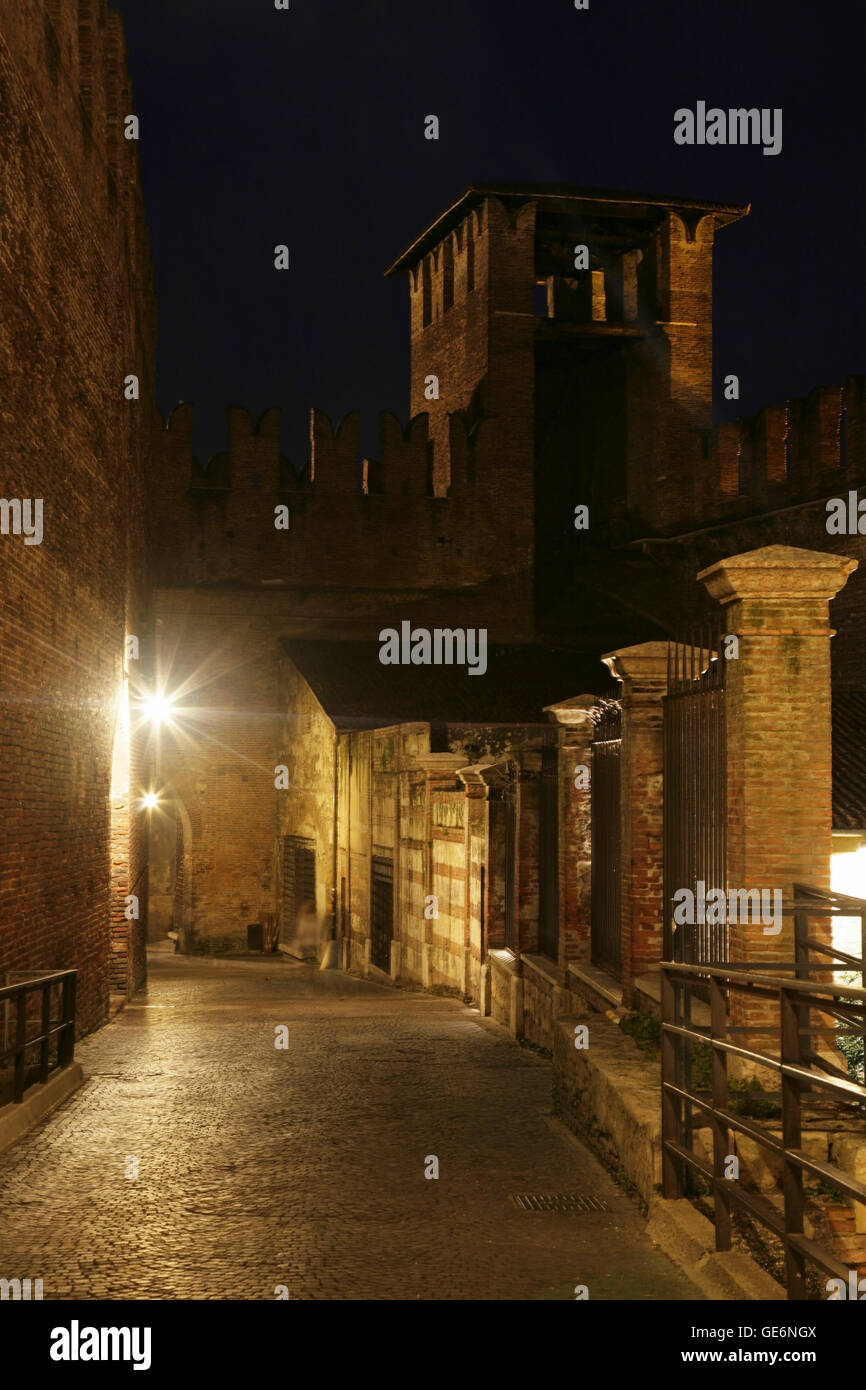 The fortified Castelvecchio art museum, Verona, Italy Stock Photo - Alamy