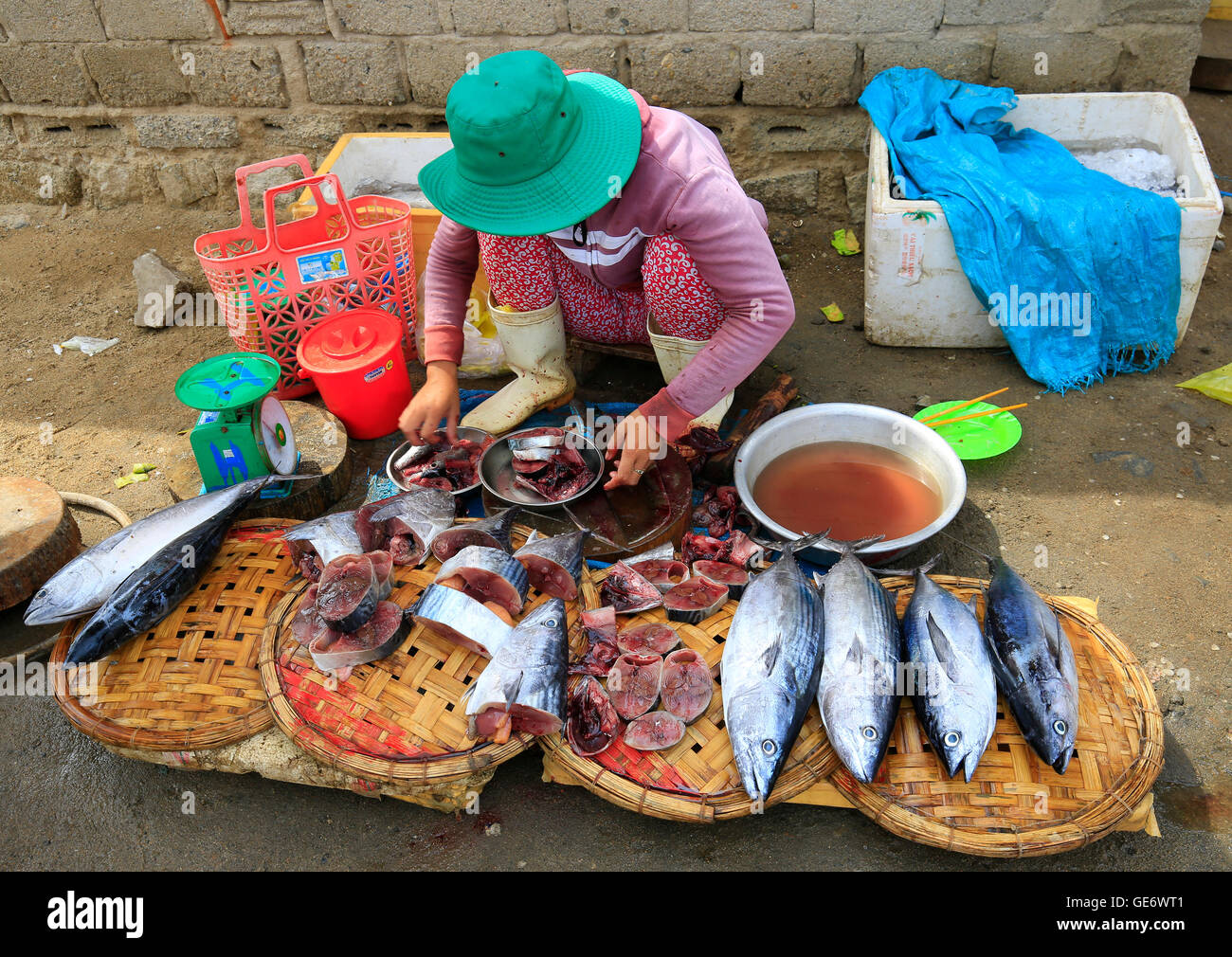 Scenery of several market-woman at a fish market Stock Photo - Alamy