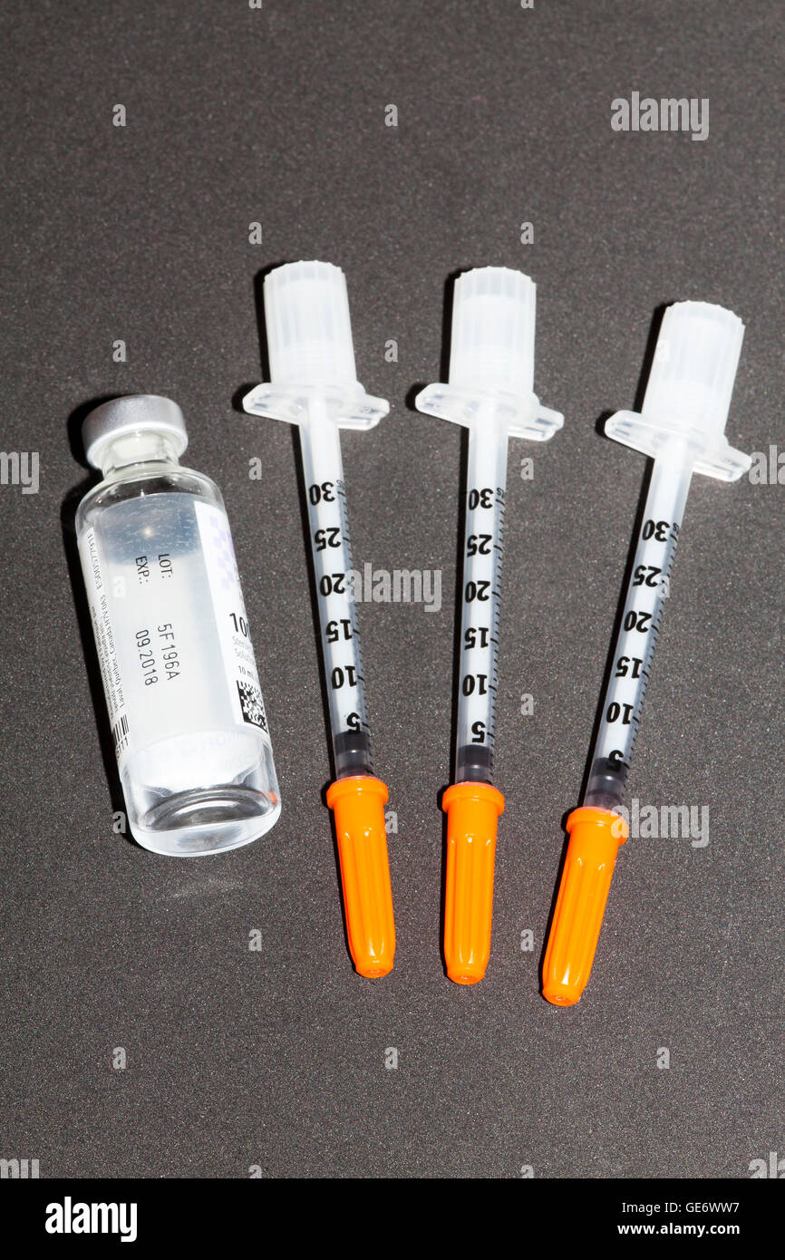 Insulin and syringes Stock Photo - Alamy