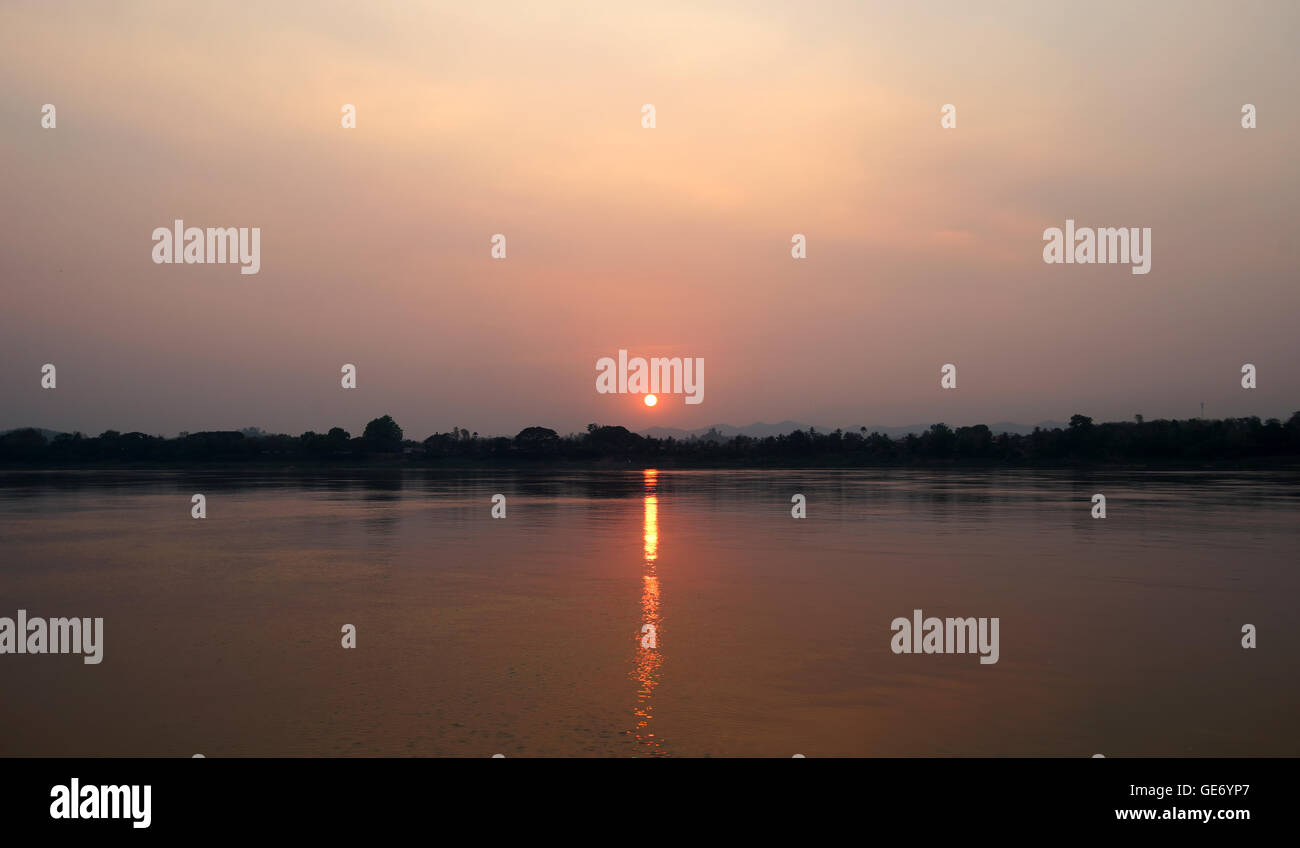 Bright sun over river hi-res stock photography and images - Alamy
