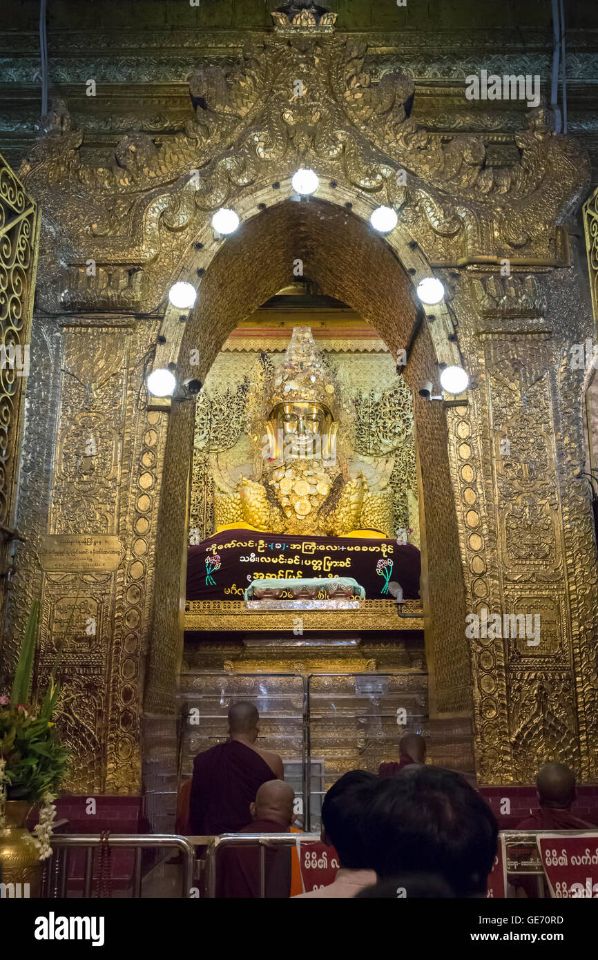 Mahamuni Buddha statue, Mahamuni Paya, Myanmar Stock Photo - Alamy
