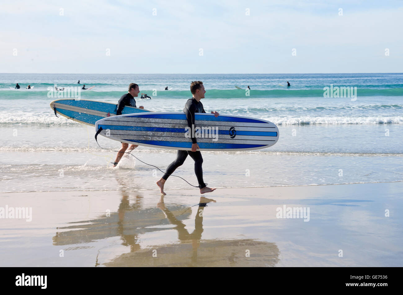 Two surfers hi-res stock photography and images - Alamy