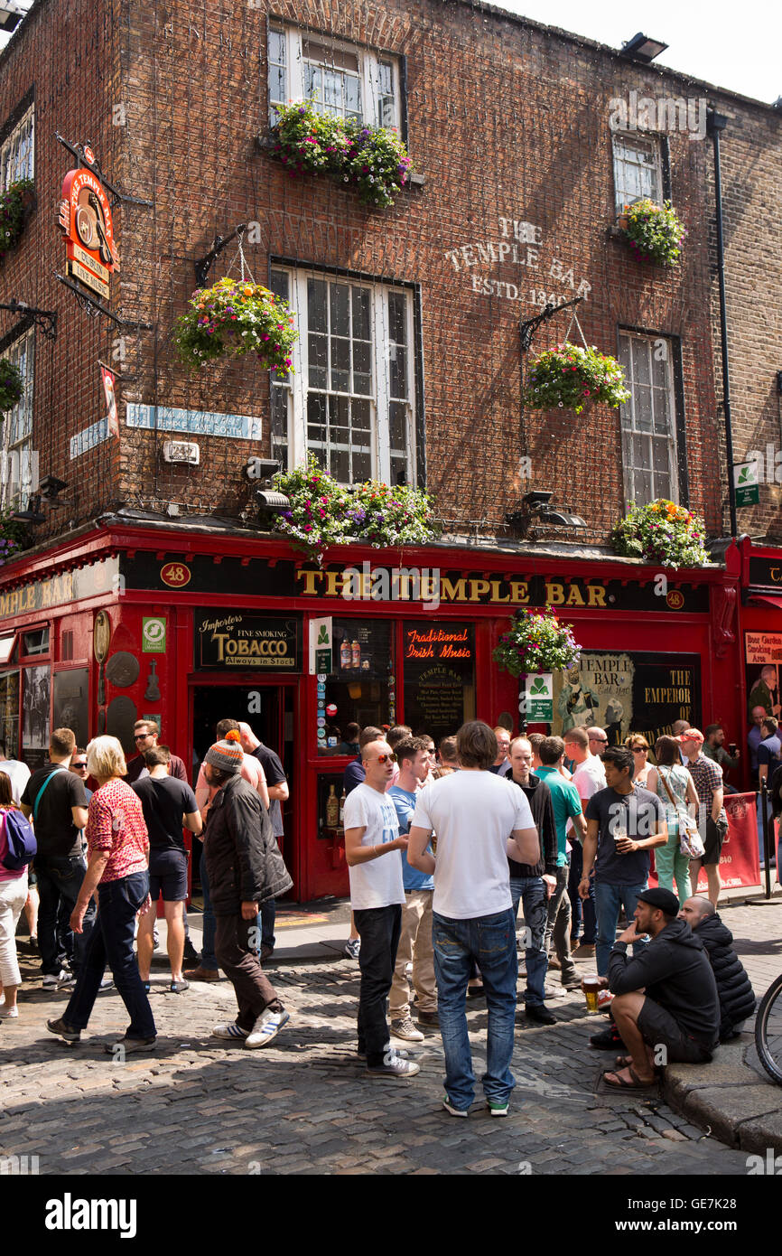 Customers drinking alcohol hi-res stock photography and images - Alamy
