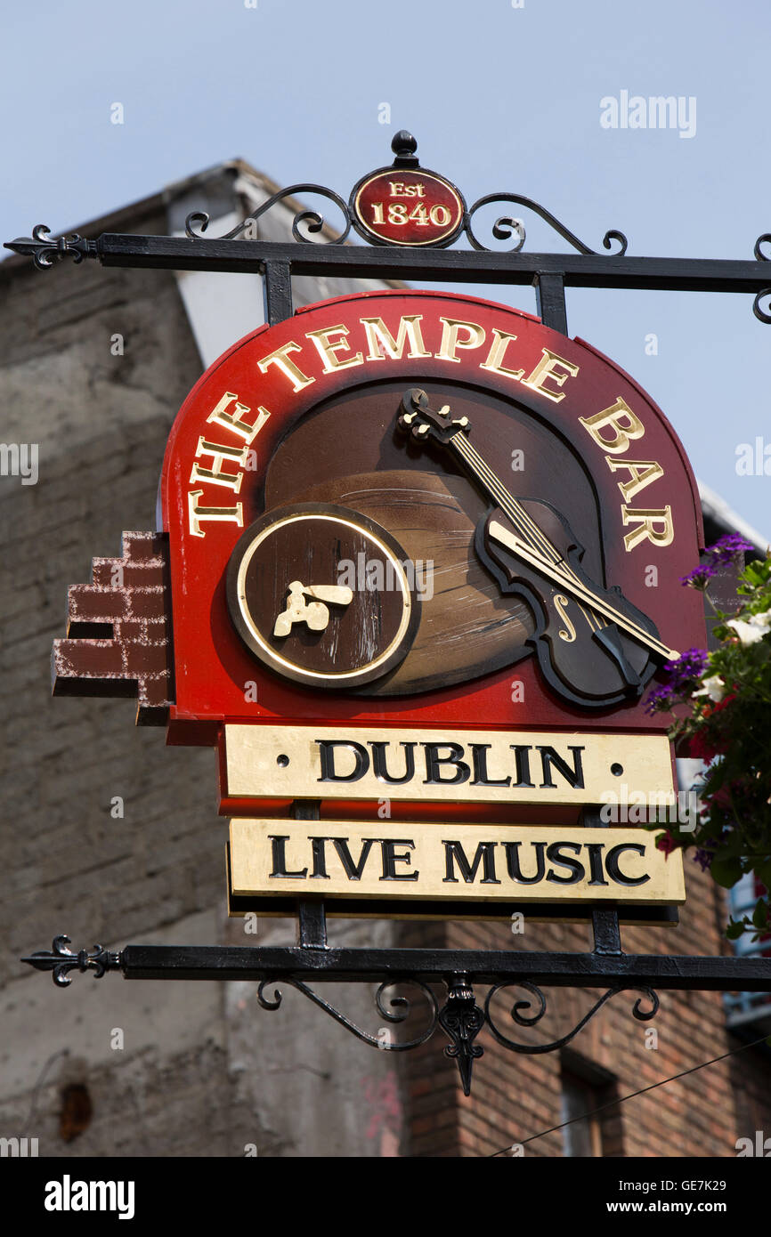 Ireland, Dublin, Temple Bar, Live Music Pub sign Stock Photo - Alamy