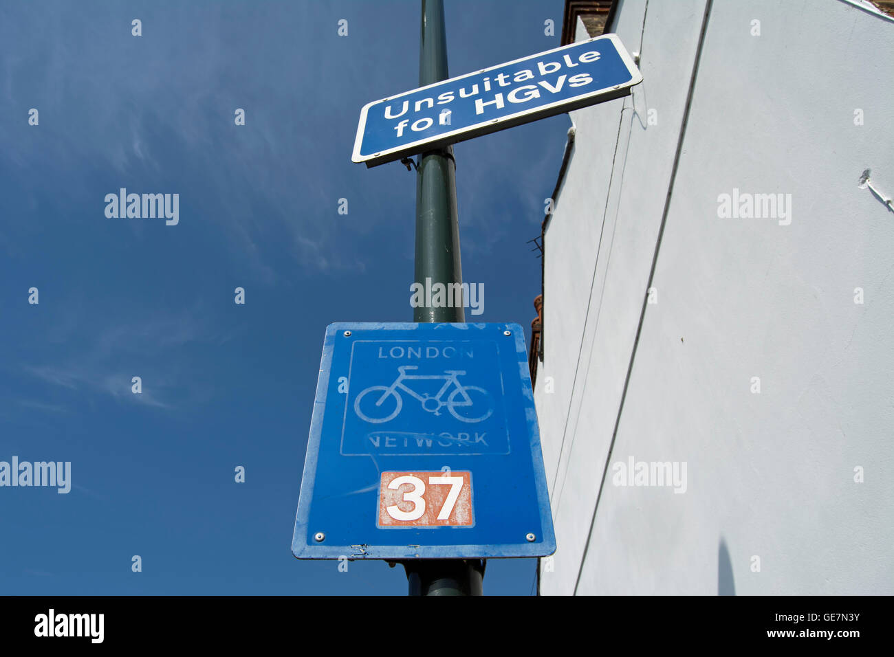london cycle network sign beneath an unsuitable for hgvs sign ...