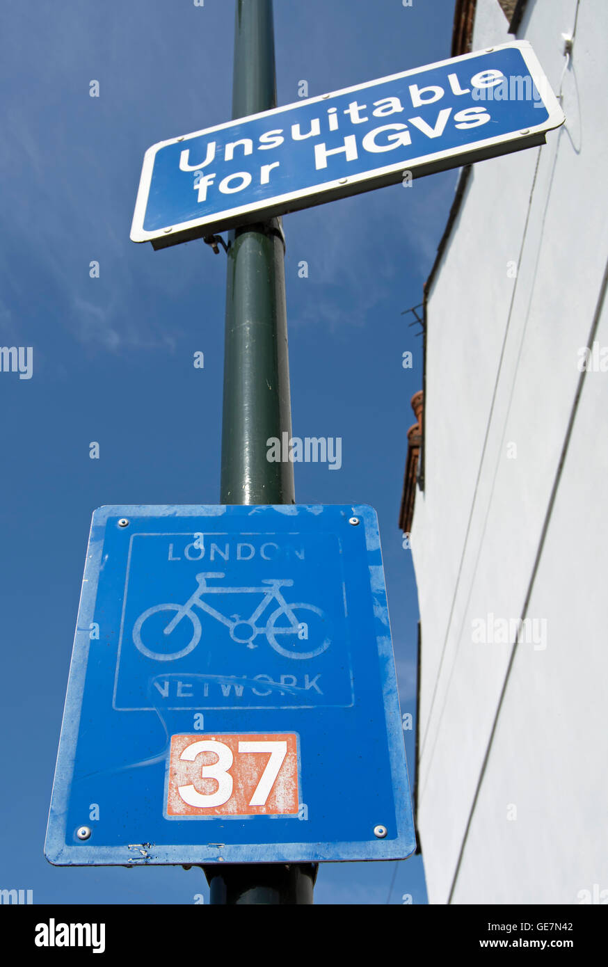 london cycle network sign beneath an unsuitable for hgvs sign ...