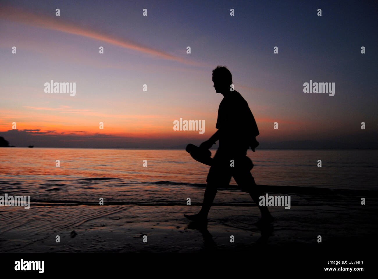 Man beach sunset silhouette hi-res stock photography and images - Alamy