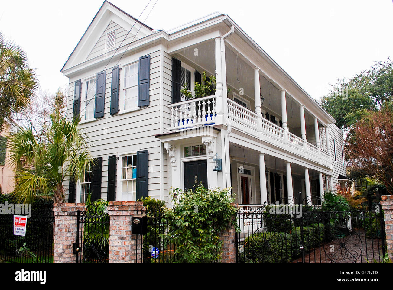 Charleston single house hi-res stock photography and images - Alamy