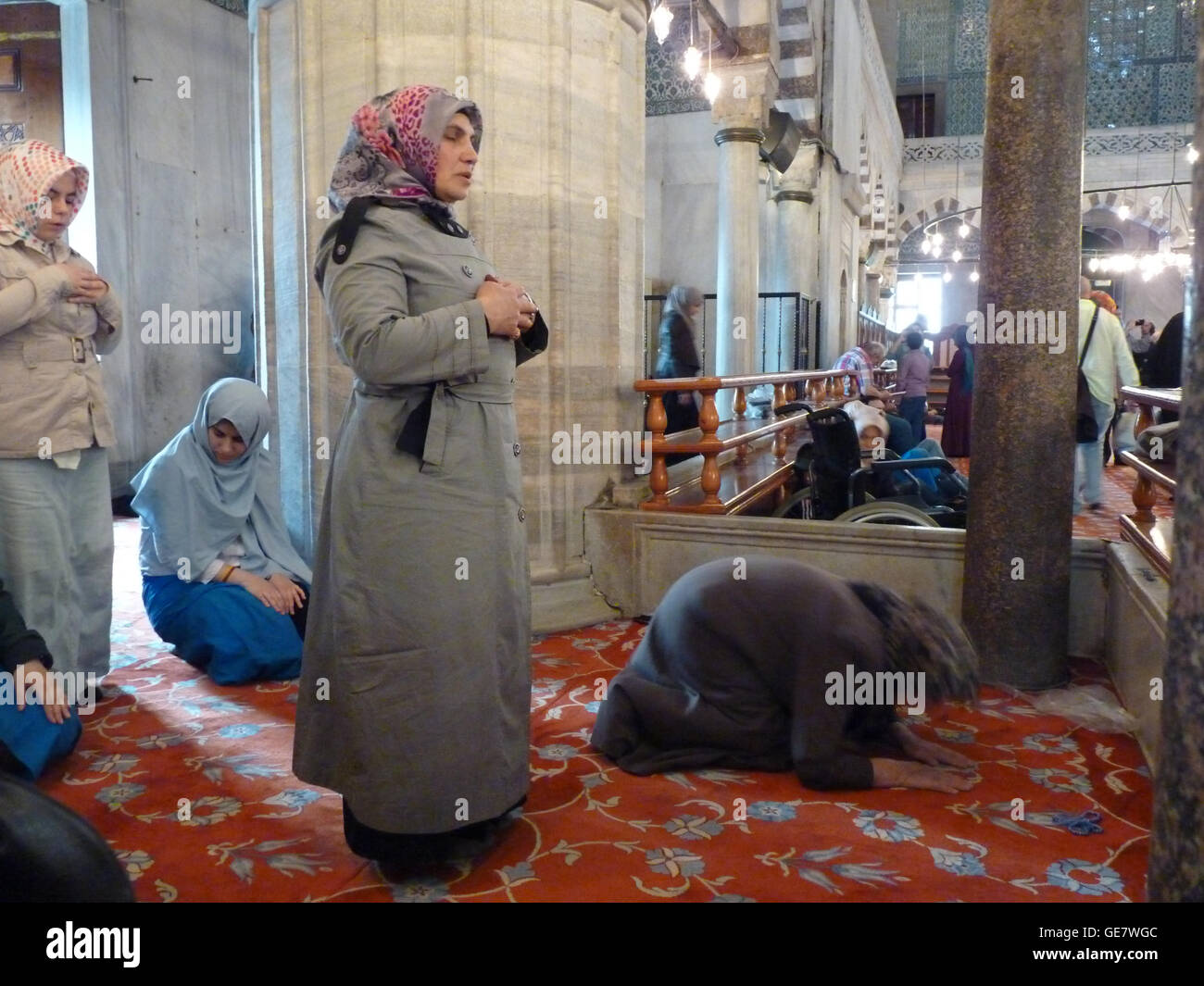 Veiled muslim women praying Stock Photo - Alamy