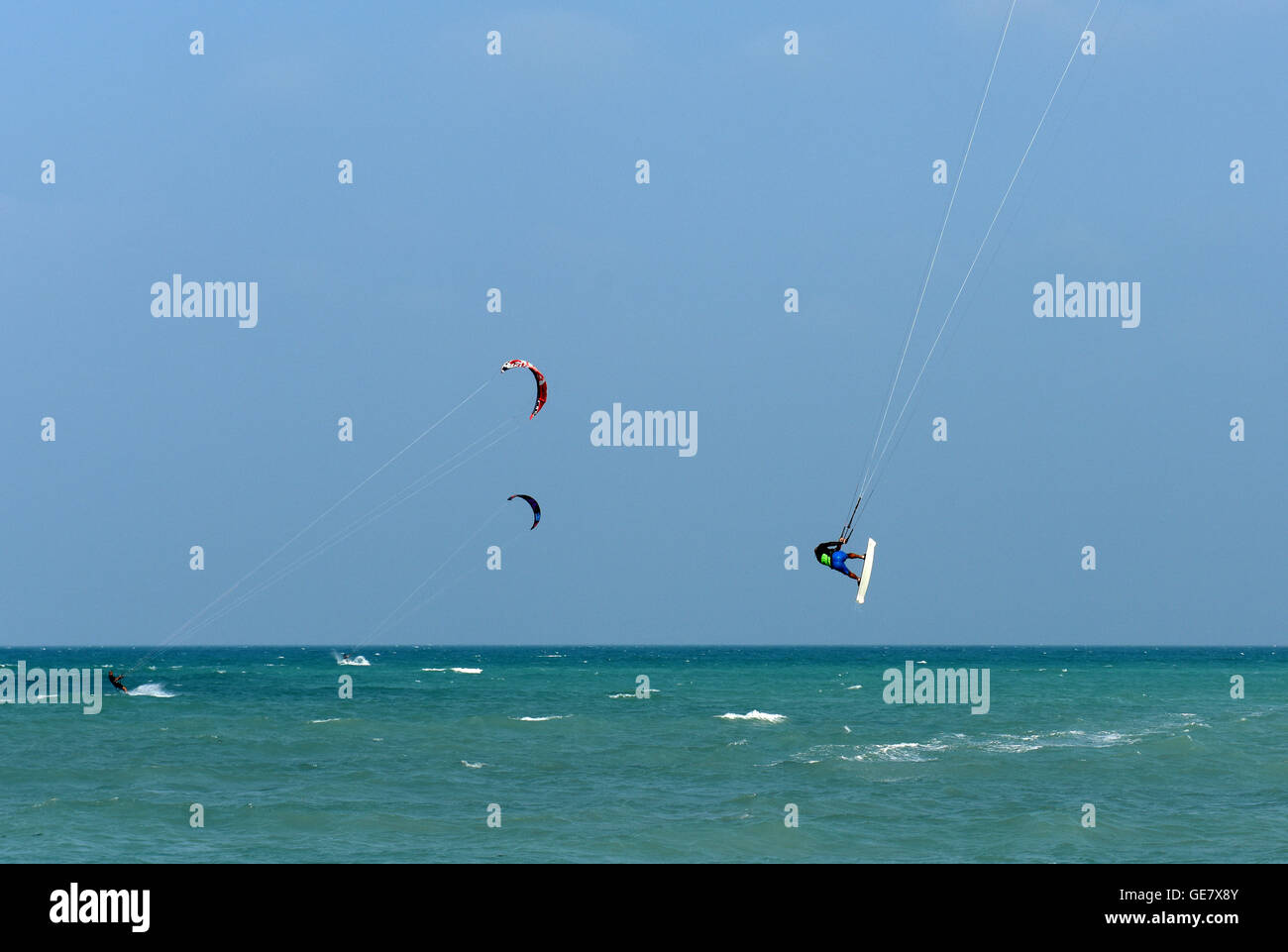 Kite surfing at Fuwairit Beach Stock Photo - Alamy