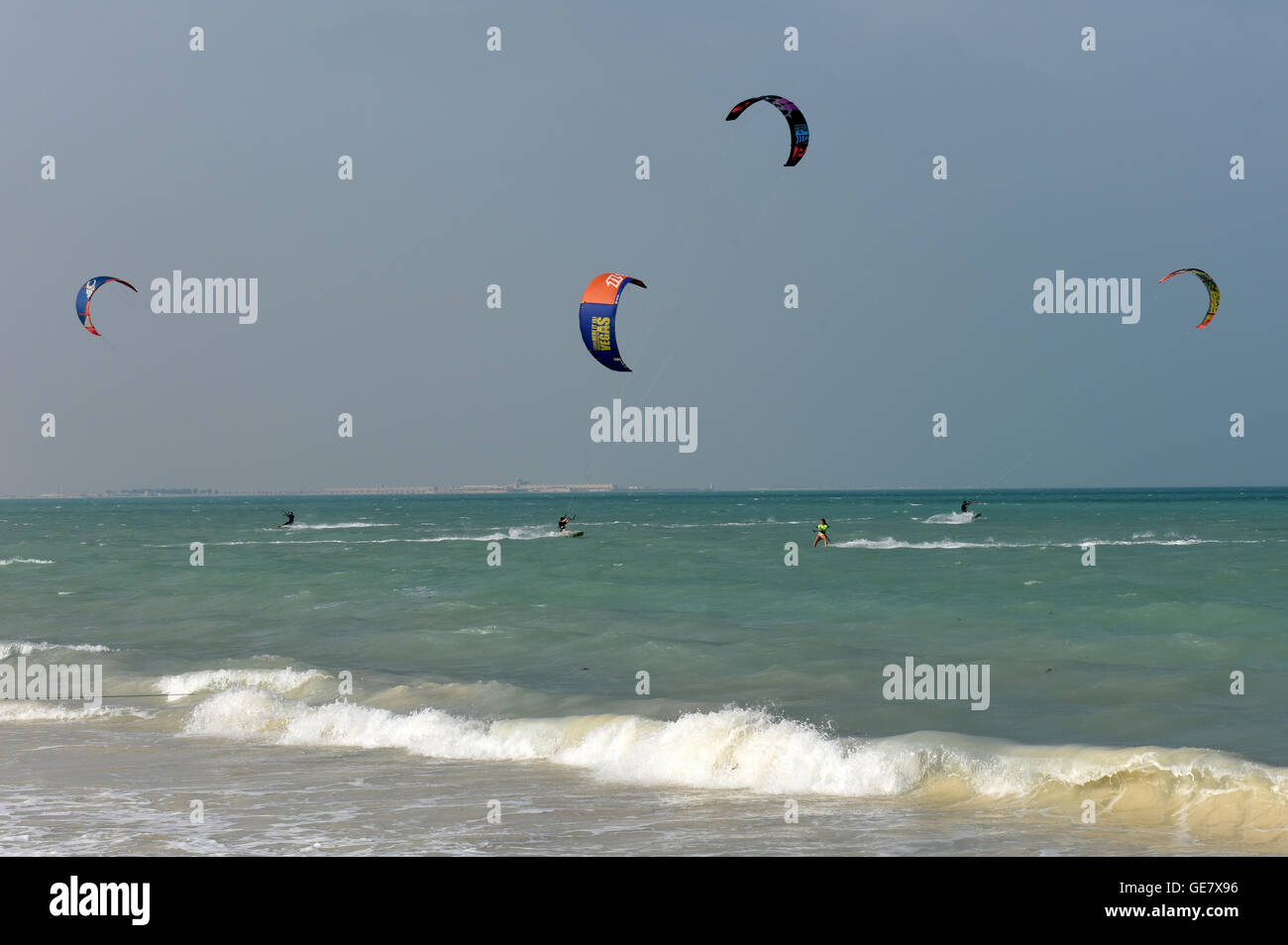 Kite surfing at Fuwairit Beach Stock Photo - Alamy