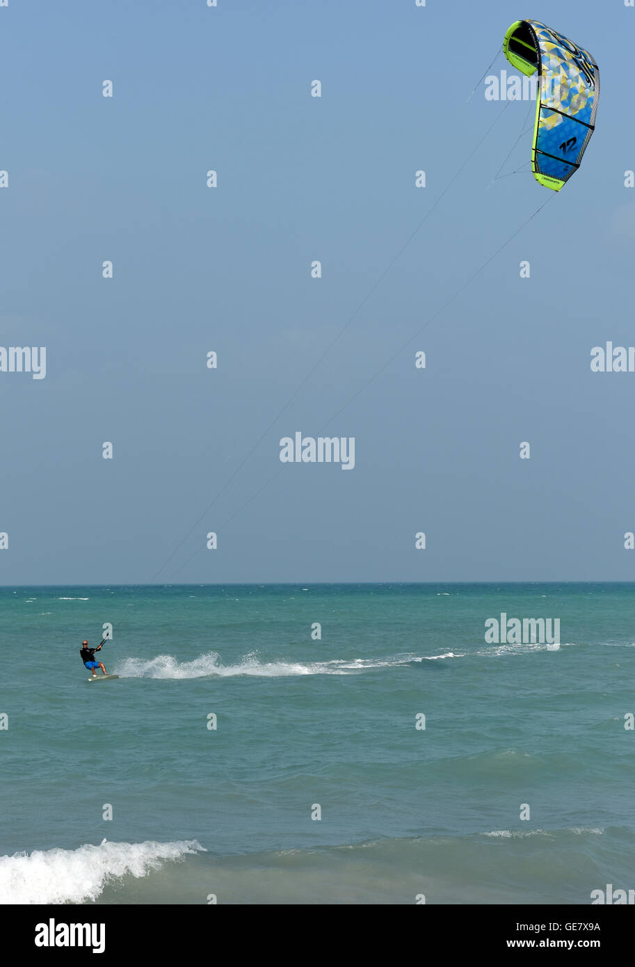Kite surfing at Fuwairit Beach Stock Photo - Alamy