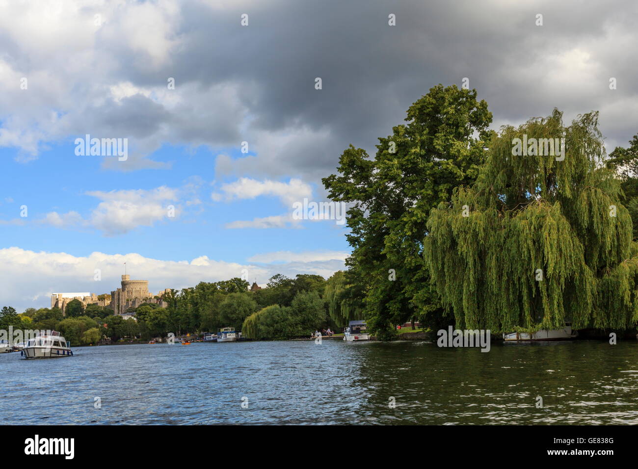Windsor castle thames hi-res stock photography and images - Alamy