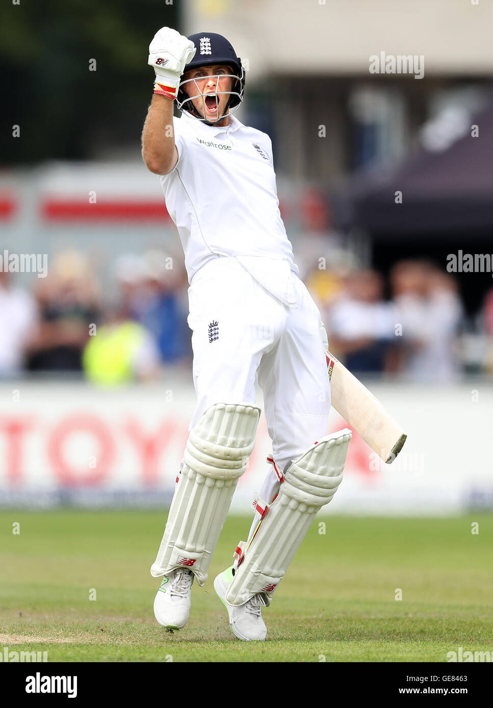 England's Joe Root celebrates his double century against Pakistan ...