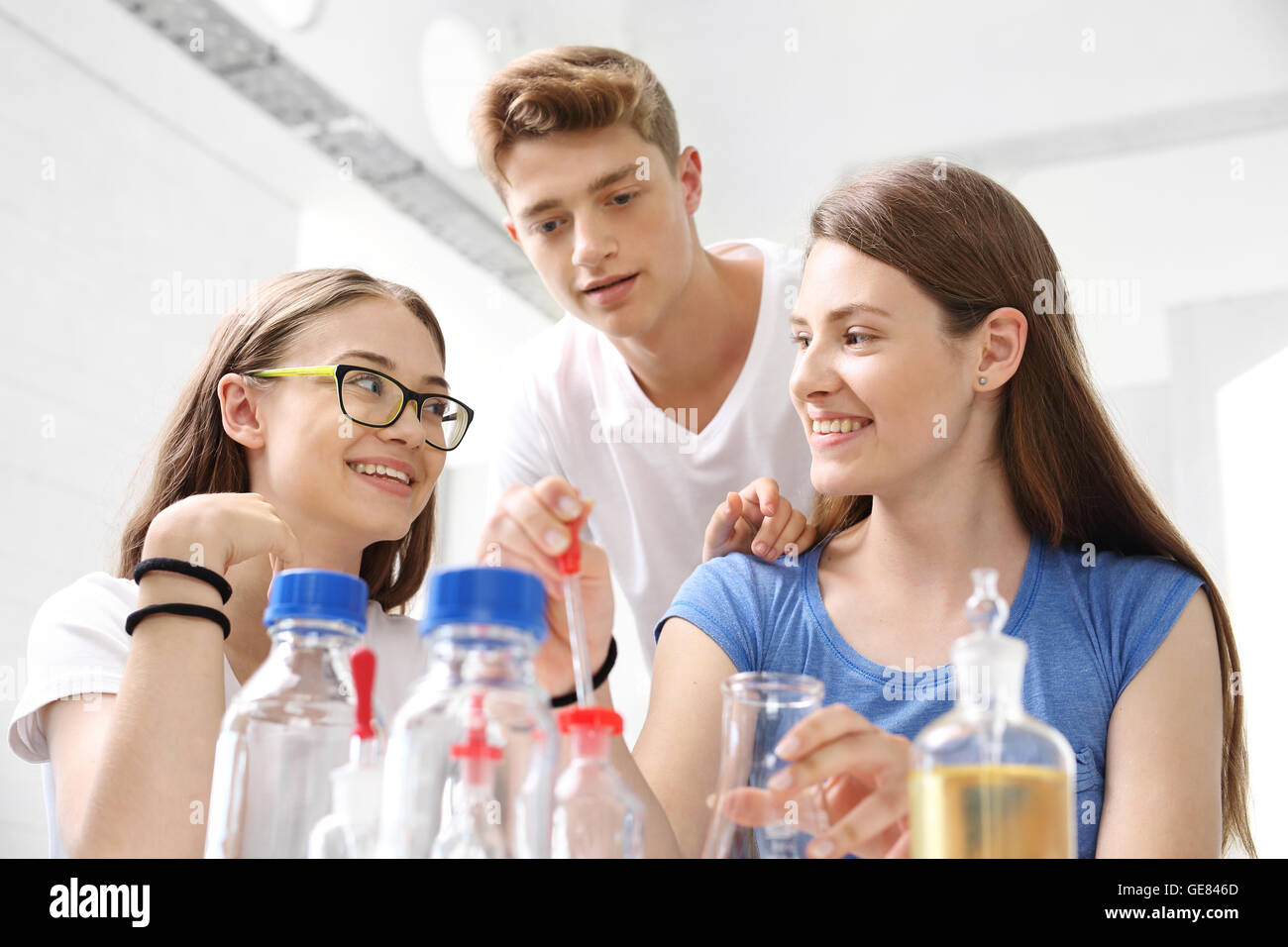 School science chemistry lesson hi-res stock photography and images - Alamy