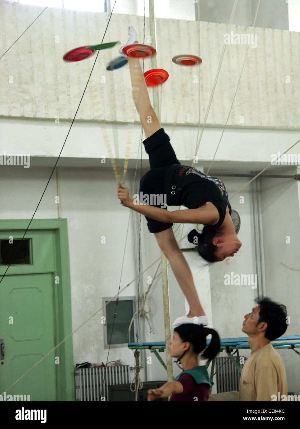 Spinning plates hi-res stock photography and images - Alamy