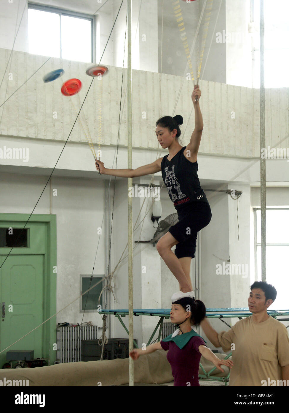 Spinning plates hi-res stock photography and images - Alamy