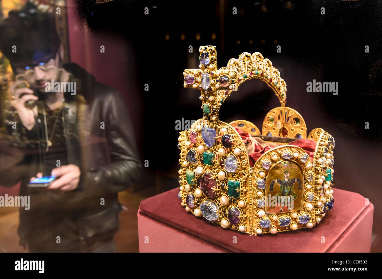 Holy roman empire crown hi-res stock photography and images - Alamy