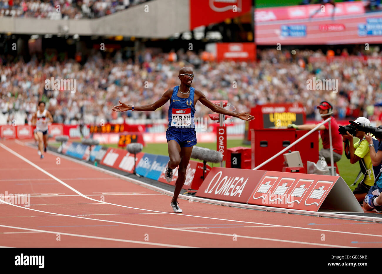 Great Britain's Mo Farah celebrates winning the Men's 5000m during day ...
