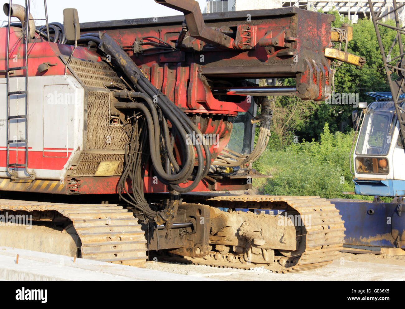 heavy machinery - Machine to hammer the piles in the construction of ...