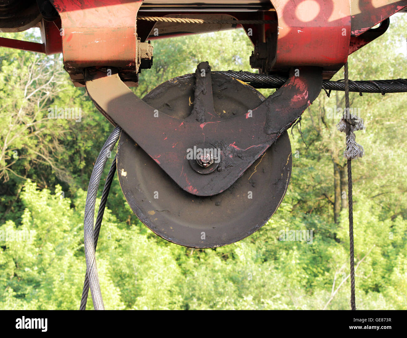 pulley from heavy machinery - Machine to hammer the piles in the ...