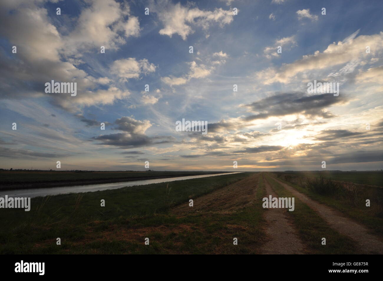 Looking north down the River Welland from OS grid 343336, downstream ...
