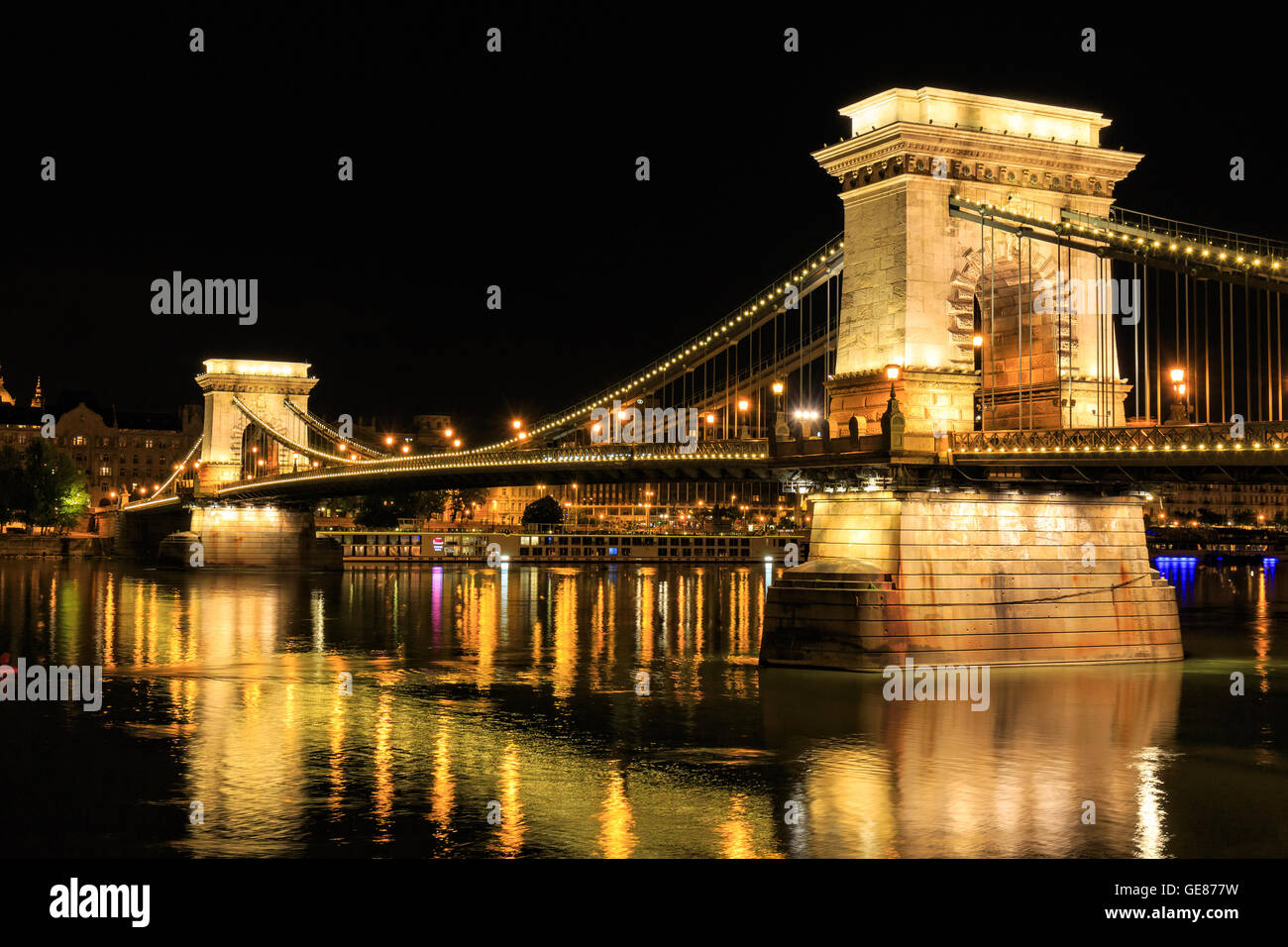 Chain Bridge, Budapest. Night view Stock Photo - Alamy