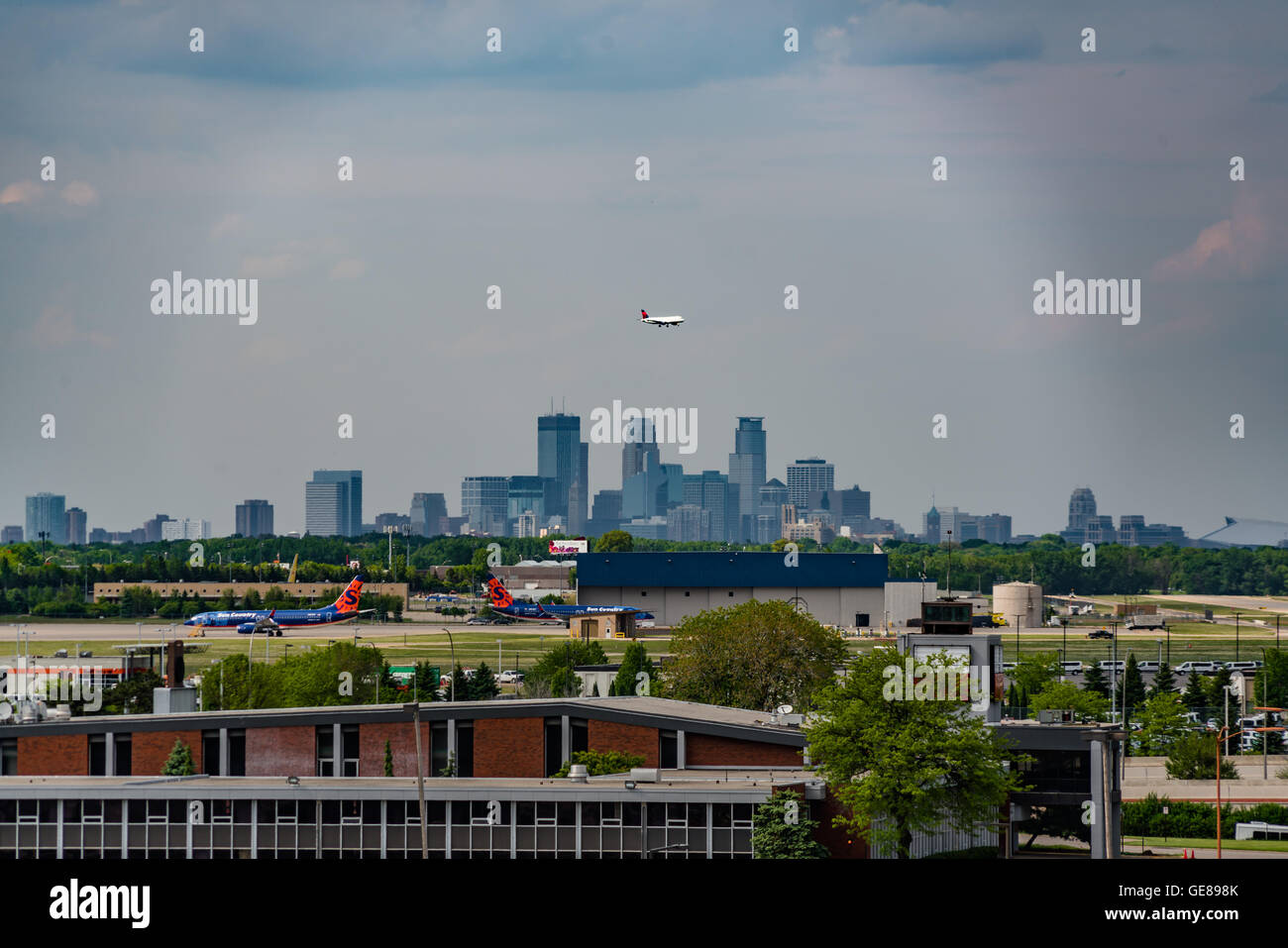 Delta flight landing msp hi-res stock photography and images - Alamy