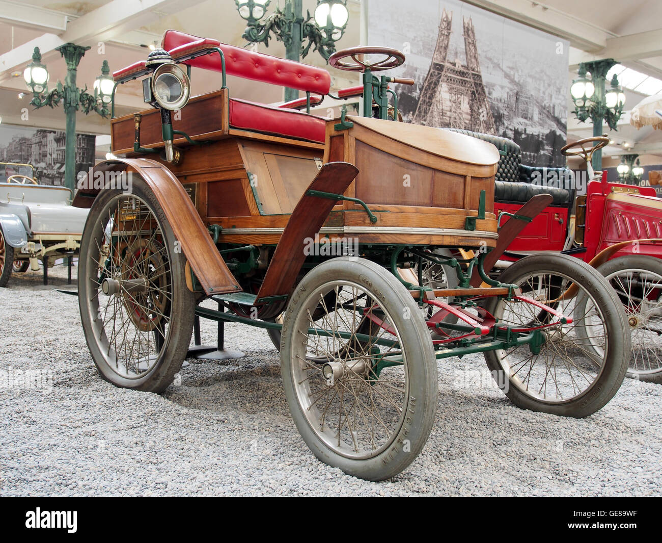 The 1897 Hurtu Dos-a-dos 2000cc is a vintage automobile featuring a ...