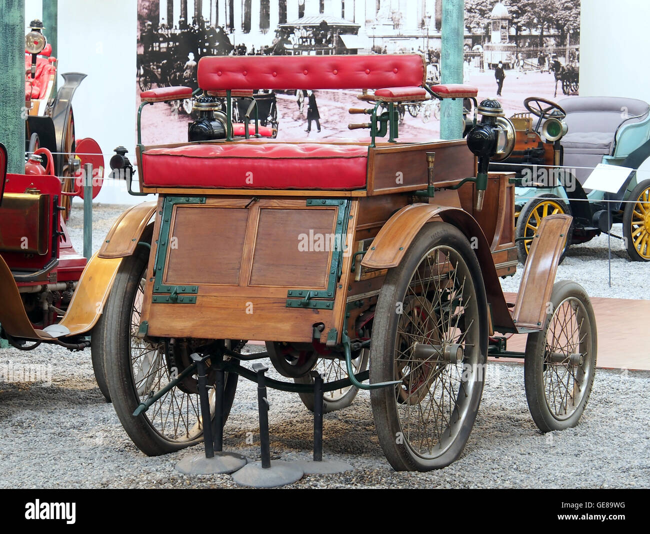 Vintage vehicle showcases hi-res stock photography and images - Alamy