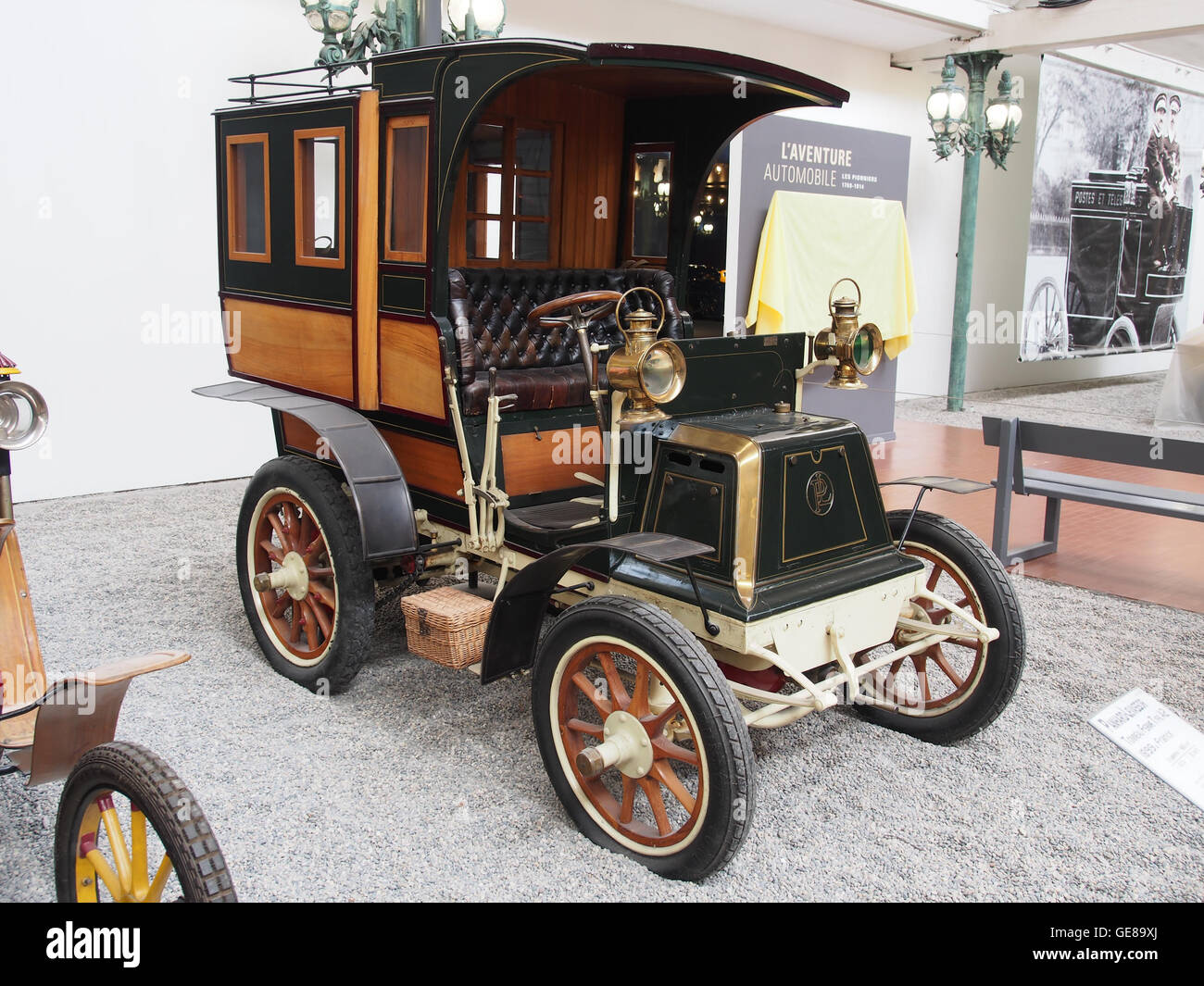 The 1898 Panhard-Levassor Tonneau Ferme Type A2, a pioneering ...