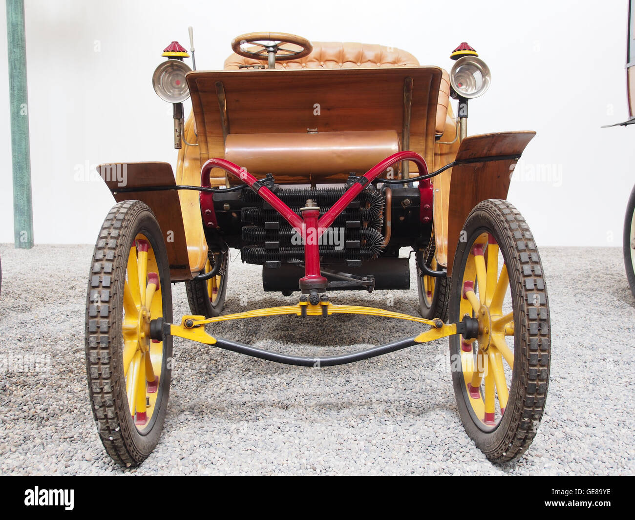The 1900 Clement-Panhard Phaeton VCP, powered by a 765cc engine ...