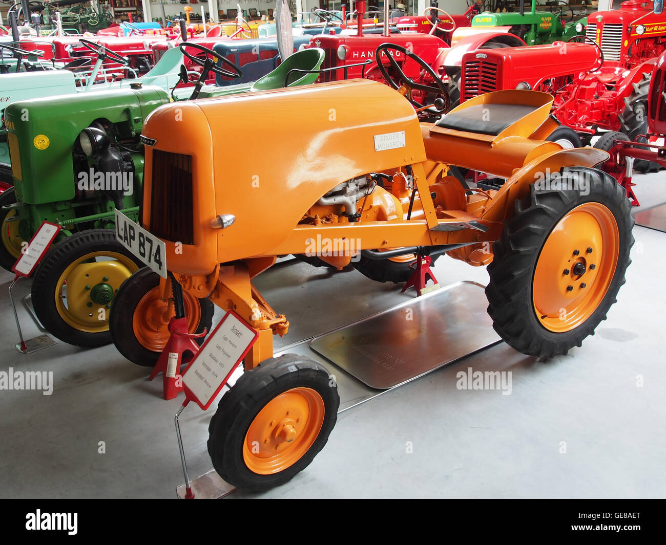 Singer monarch hi-res stock photography and images - Alamy