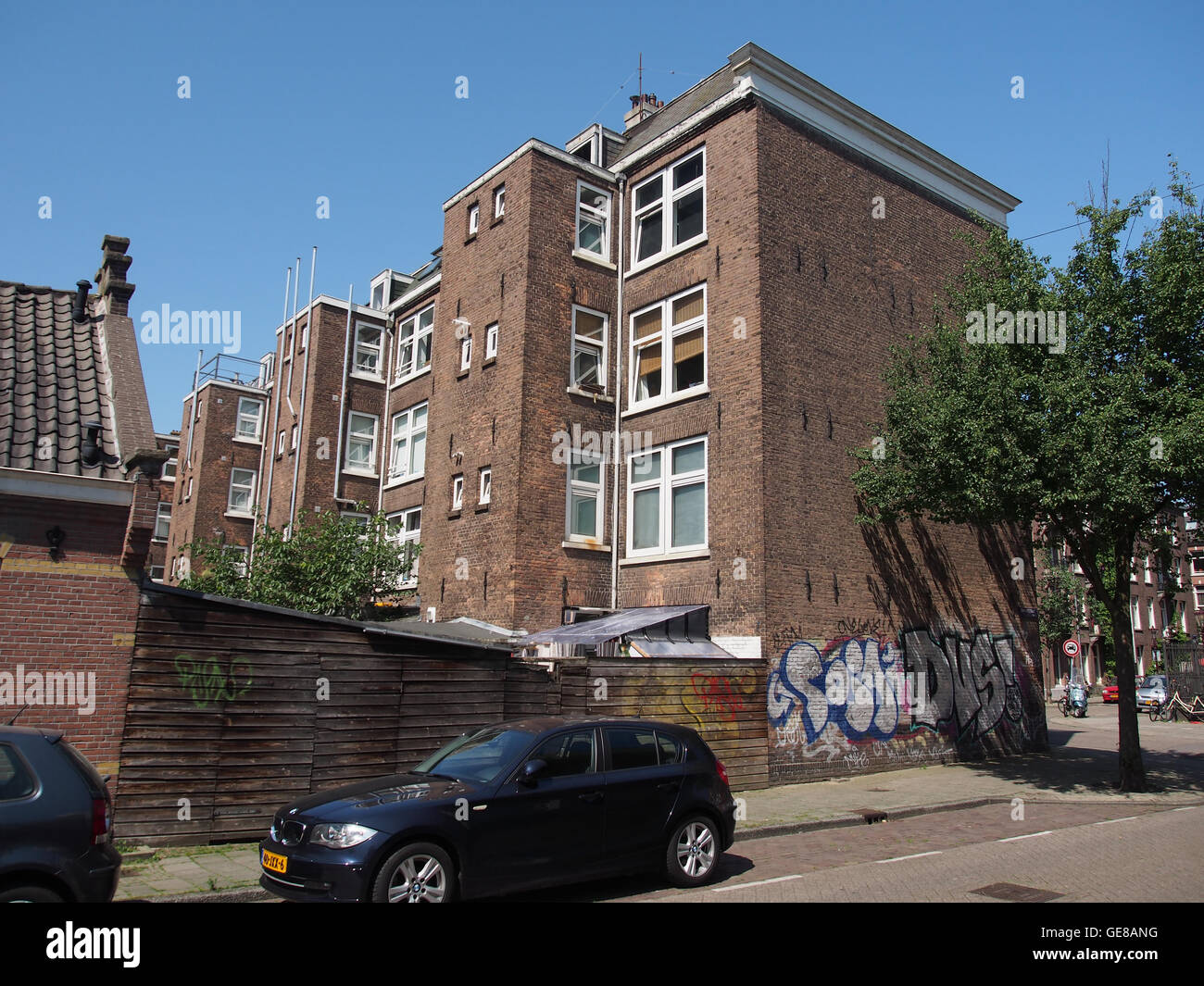This image shows the back of houses on Tolstraat, as seen from ...