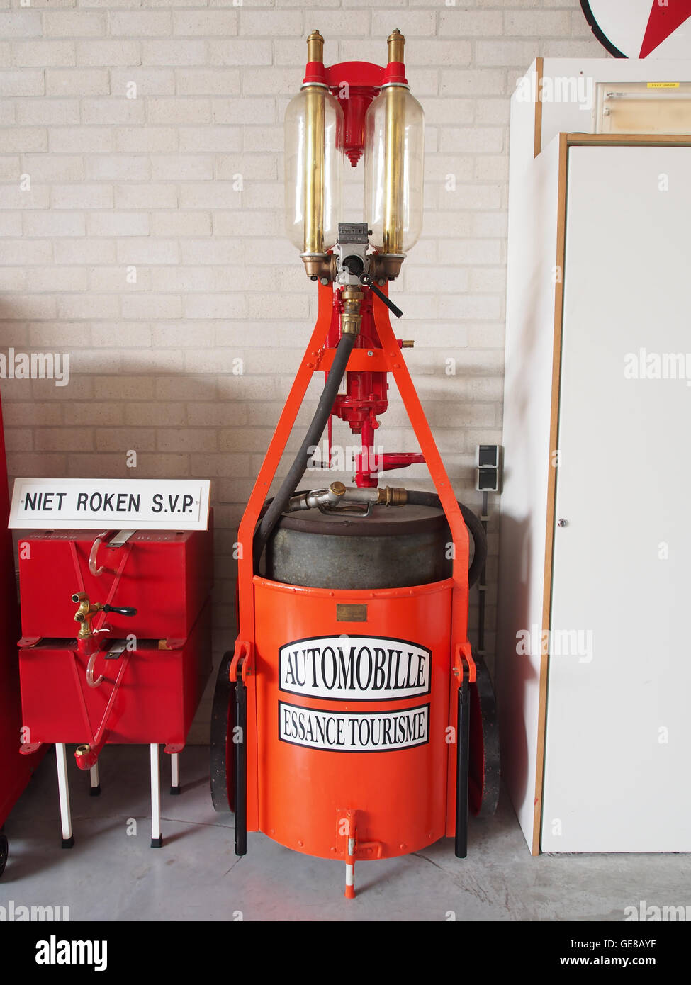 The Automobille Essance Tourisme petrol pump, a vintage fuel pump ...