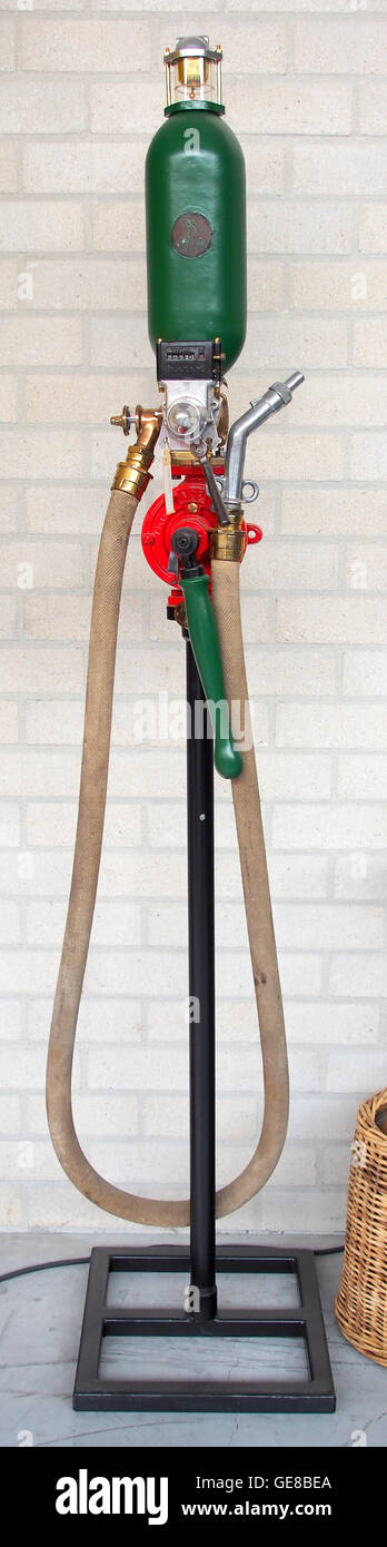 This image shows a vintage illustration of a benzinepomp (gas pump) in ...