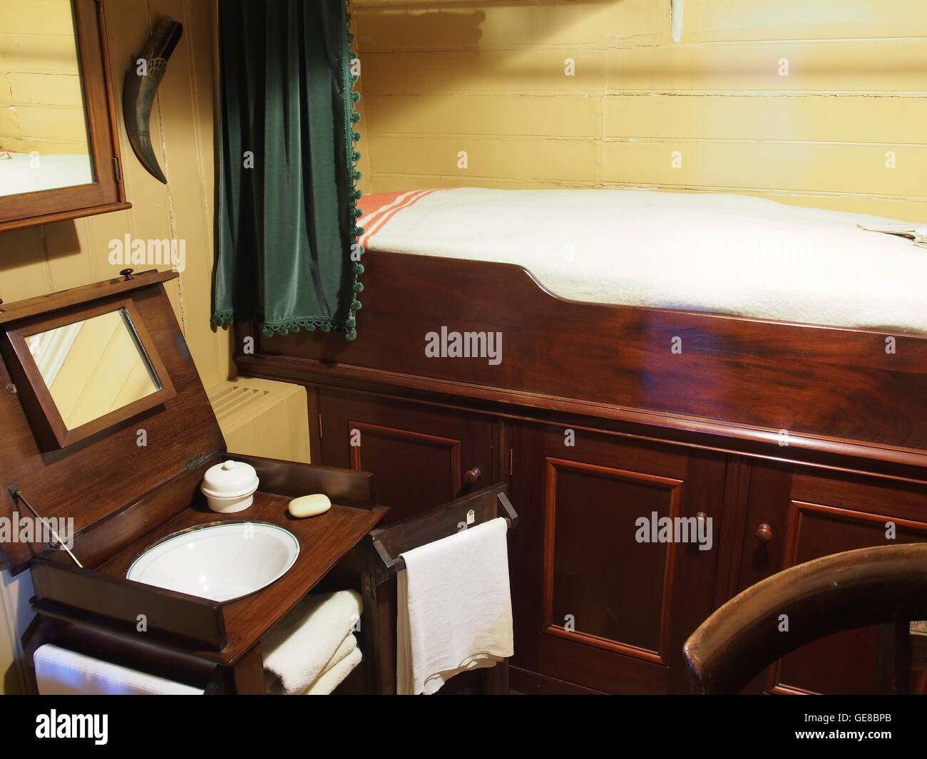 The photograph titled 'De Buffel, verblijf foto 8' features a detailed ...