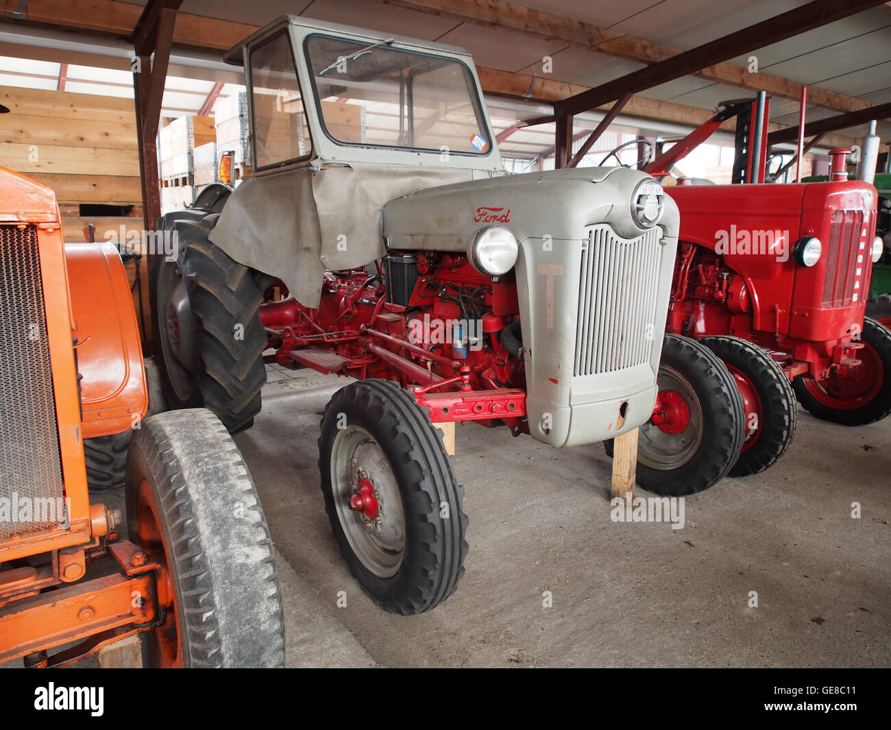 Vintage ford tractor hi-res stock photography and images - Alamy