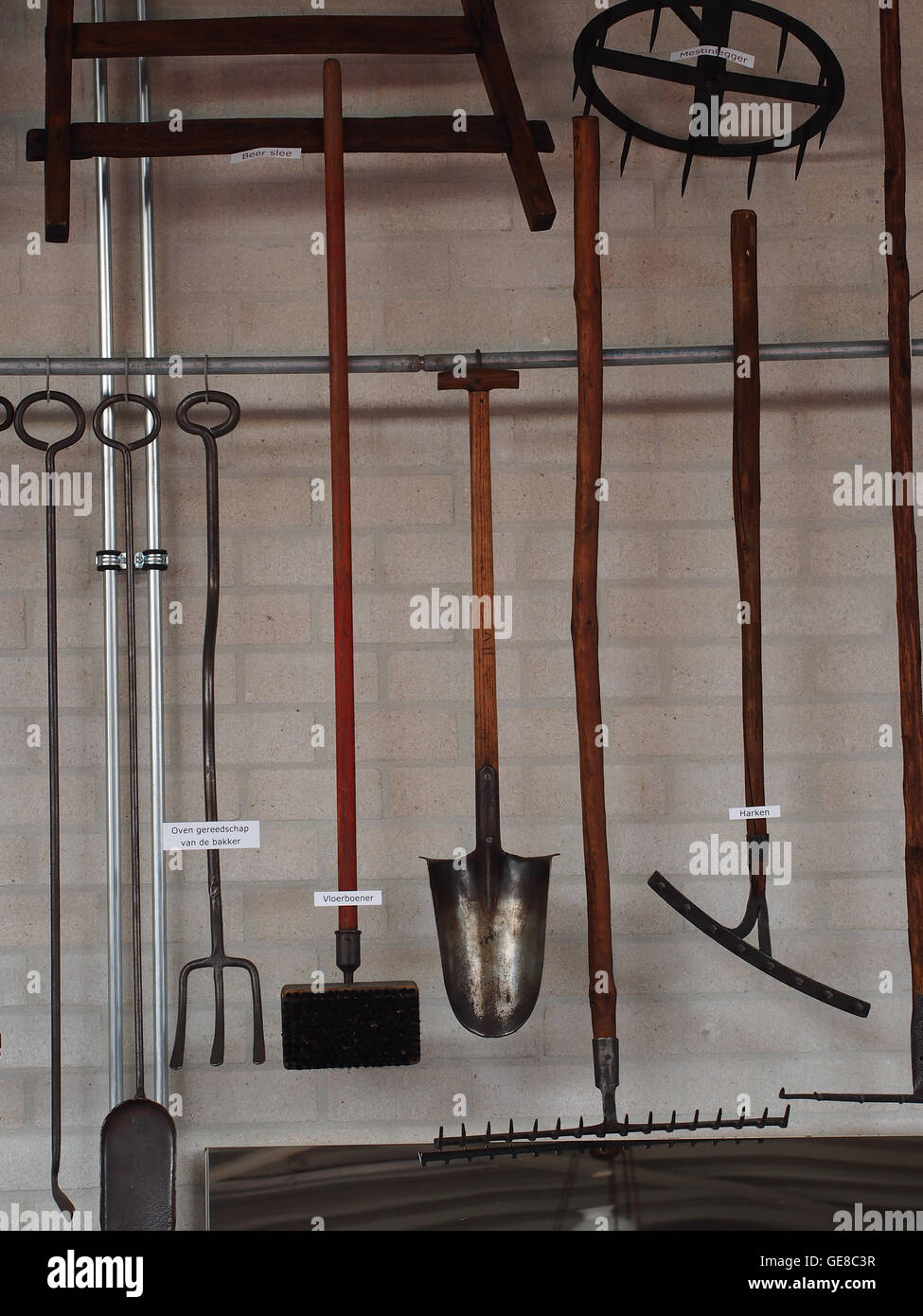 'Gereedschappen in het museum' refers to an image of tools displayed in ...