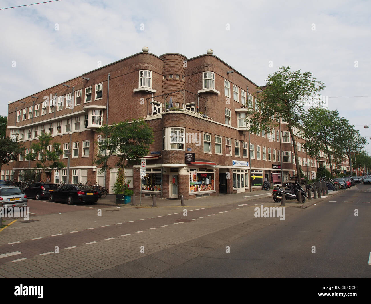 Intersection of two streets hi-res stock photography and images - Alamy