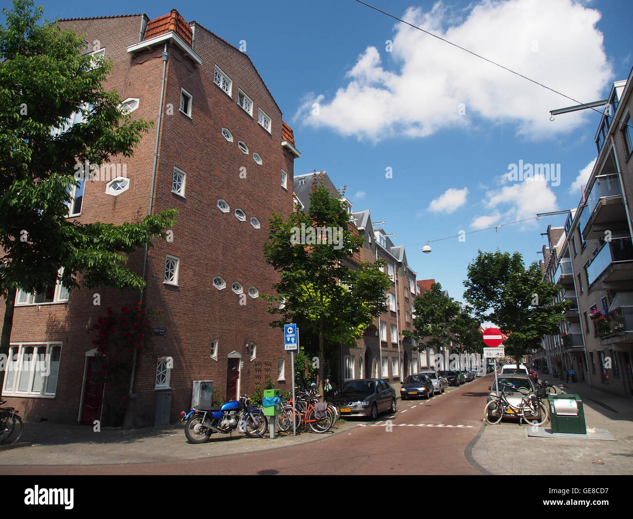 This image shows a street corner at Houtrijkstraat and Knollendamstraat ...
