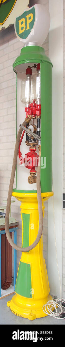 Oude BP benzinepomp Stock Photo - Alamy