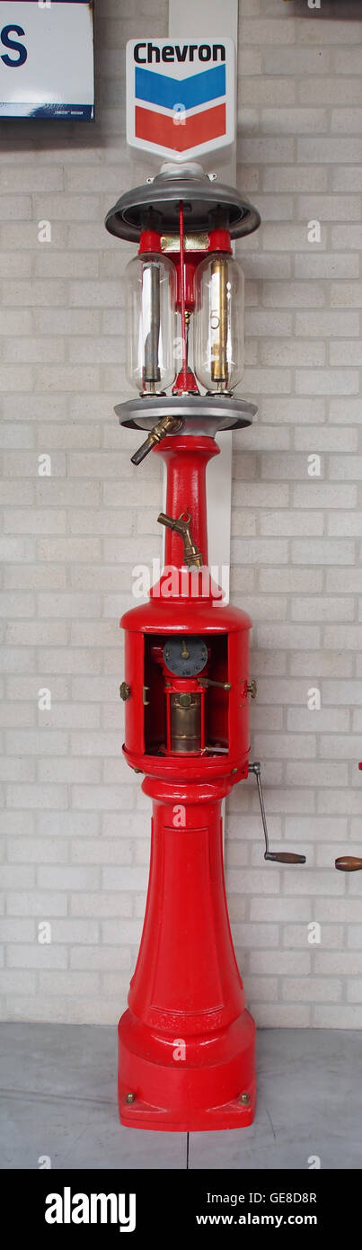 Vintage chevron gas station hi-res stock photography and images - Alamy