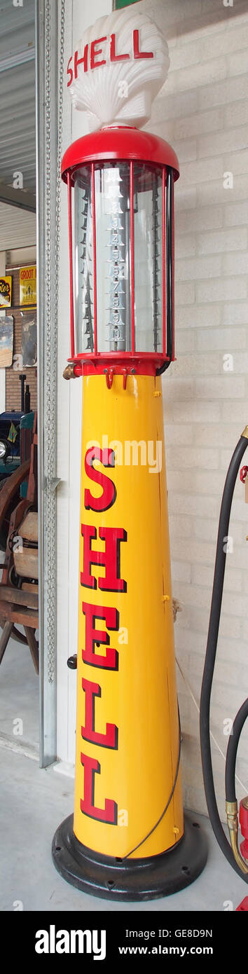Shell petrol stations hi-res stock photography and images - Alamy